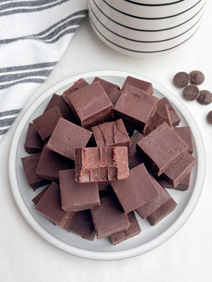 EASY 2 Ingredient Dark Chocolate Fudge - Midwestern HomeLife